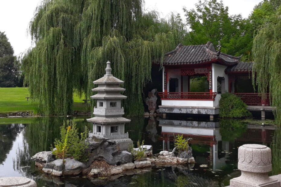 Outdoor Feng Shui tips for balanced patios and gardens